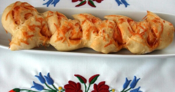 Sajttal szórt pizzás kalász | Nosalty Sajttal szórt pizzás kalász | Nosalty